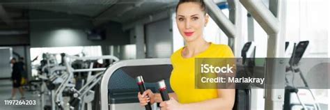 복근훈련과 다리 올리기 피트 니스 운동을 하 고 젊은 예쁜 근육 여자 건강과 스포츠 라이프 스타일의 개념 육상 바디 가냘픈에 대한 스톡 사진 및 기타 이미지 Istock