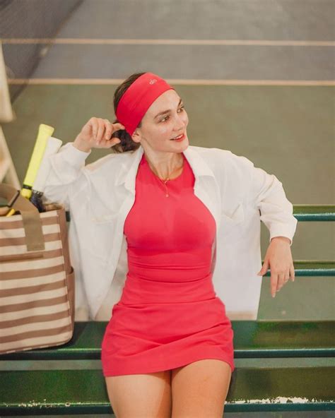 Body Goals Luna Maya Tampil Sporty Pakai Mini Dress Ketat Saat Tenis Stylo