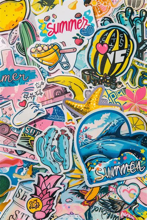 빈티지 스티커 아트 스타일의 콜라주 바다 이미지를 포함한 여름 텍스트 핑크 색조 노랑 및 바다 파랑 선인장 하트 지중해 모티프 레몬 체리 및 소금물은