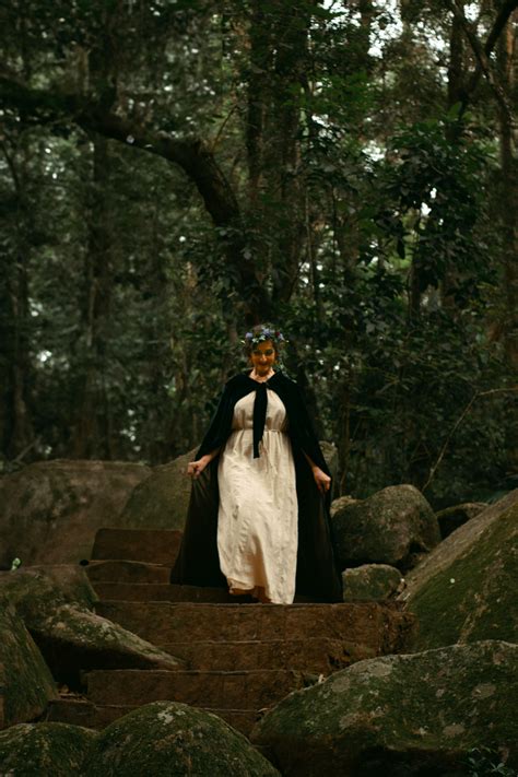 갈색 드레스 고요한 공상 광선 기쁨 꿈 꿈 같은 놀란 마법 마법에 걸린 먼지 입자 모험 목조 문 문