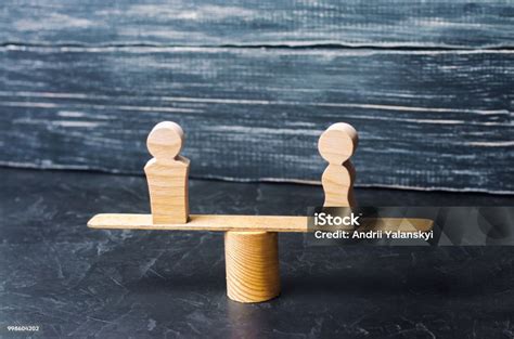 한 남자와 비늘에 여자의 숫자 불평등의 개념 남자와 여자는 무게에 균형 성별 임금 격차 이혼입니다 법원에서 재산의 사단입니다