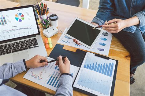 전문 비즈니스 캐주얼 파트너 회의 작업에서 아이디어 계획 및 프레 젠 테이 션 프로젝트와 작업 공간 사무실 재무 분석 및 투자