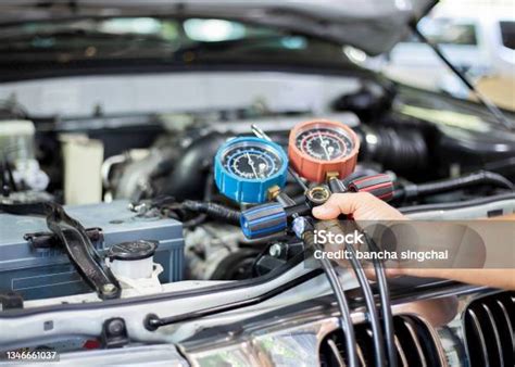 자동차 에어컨 검사 서비스 누출 감지 충전 냉매 전문 기술자에 의해 자동차의 장치 및 미터 액체 냉각 건강한 생활방식에 대한 스톡 사진 및 기타 이미지 Istock