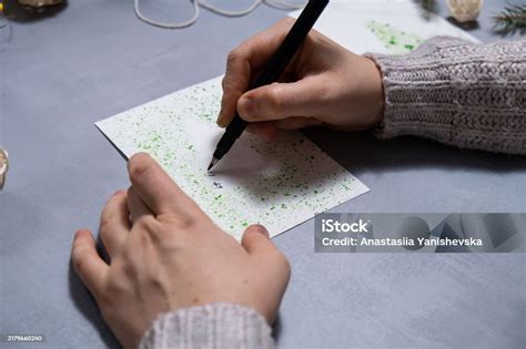 크리스마스 트리 선물 크리스마스 아이디어입니다 직접 지시 엽서 친환경 장식을 해보세요 수제 선물 만들기 어린이 Diy 프로젝트 휴일 가족 시간 그리기에 대한 스톡 사진 및