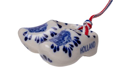 네덜란드 나무 나 막 신 전통적인 네덜란드 도자기 신발 리본 플래그 흰색 배경에 고립의 쌍입니다 암스테르담에서 기념품입니다 매크로입니다 0명에 대한 스톡 사진 및 기타