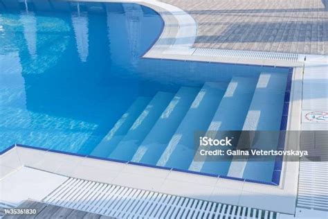 Photo Libre De Droit De Étape Dentrée De La Piscine En Plastique En