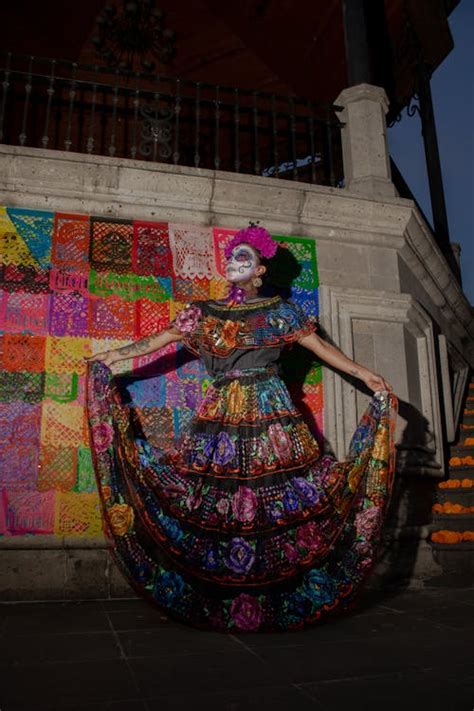 드레스 디아 데 로스 미아 테스 멕시코 멕시코 문화 멕시코 여자 멕시코 전통 수직 쐈어 여성 죽음의 날 카 트리 나 코스튬 패션 포즈를 취하는 할로윈