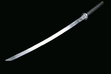 검정색 배경에 카타나 일본도 프리미엄 사진