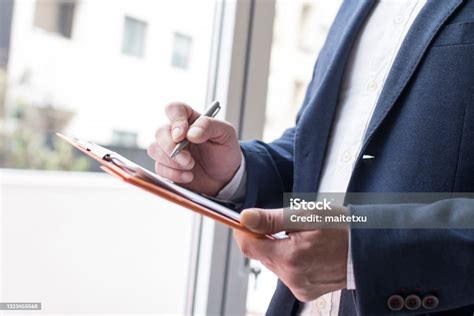 사무실 부동산 및 모기지 개념에 문서에 서명 하는 사업가 계약서에 대한 스톡 사진 및 기타 이미지 계약서 고객 기업가