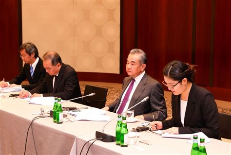 Сайд Б Батцэцэг БНХАУ ын Гадаад хэргийн сайд Ван И тэй уулзав