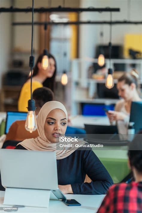 현대 의 신생 회사에서 노트북에서 작업 히잡을 입고 아프리카 무슬림 소녀 20 24세에 대한 스톡 사진 및 기타 이미지 20 24세 25 29세 경영자 Istock