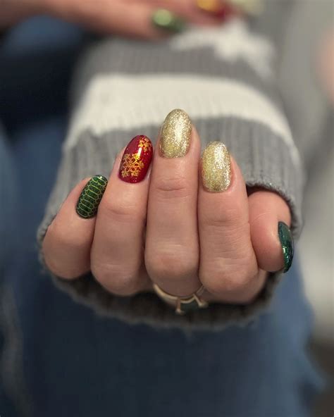 Манікюр Педикюр Київ Академмістечко Блискітки бувають різними Є досить яскраві та помітні а