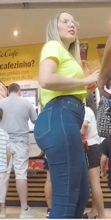 Bonita Rubia Con Caderas Anchas En Jeans Apretados Mujeres Bellas En