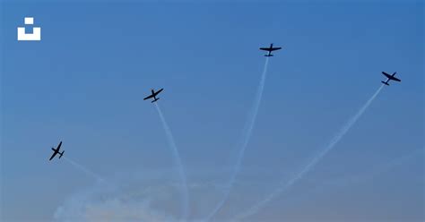 푸른 하늘을 나는 비행기 무리 사진 Unsplash의 무료 파랑 이미지