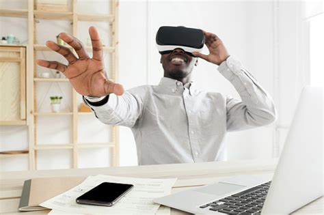 Vr 헤드셋을 사용하여 로프트 사무실에서 가상 현실의 기회를 모색하는 아프리카 사업가 가상현실에 대한 스톡 사진 및 기타 이미지 가상현실 가상현실 시뮬레이터 공연