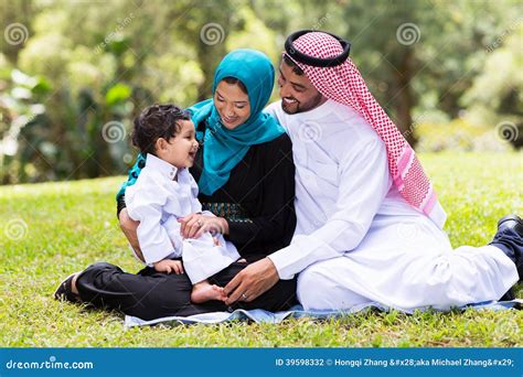 Famille Musulmane Dehors Photo Stock Image Du Oriental 39598332