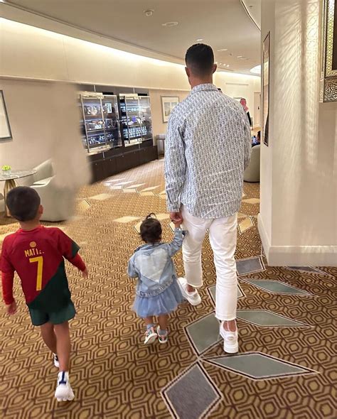 عکس‌ قدم زدن بامزه کریستیانو رونالدو با دختر و پسر کوچکش خبرآنلاین