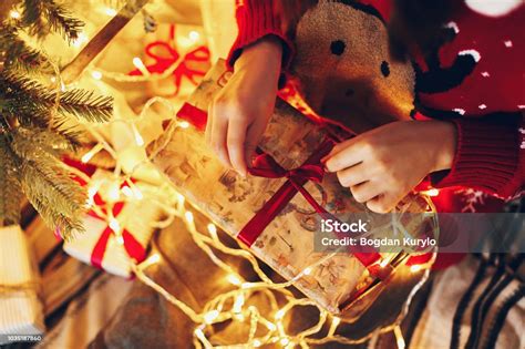 크리스마스 트리 조명에 선물 상자를 열고 산타 모자에 행복 한 여자 손 닫습니다 텍스트를 위한 공간입니다 메리 크리스마스 그리고 새 해 복 많이 받으세요 개념입니다 계절