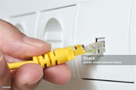 Rj45 이더넷 케이블을 네트워크 소켓에 손 연결 스위치에 대한 스톡 사진 및 기타 이미지 스위치 개념 개념과 주제 Istock