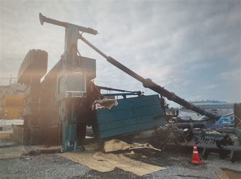 사고사례 230319 부산 항타기 조립 후 지반 침하 등 원인으로 전도 건설장비 사고사례 및 법규