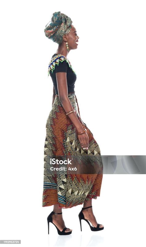 2029세 아프리카 계아프리카계 민족여성 워킹 머리 스카프드레스전통 의류미소행복쾌활한 의복의 전체 길이측면 보기 20 29세에 대한 스톡 사진 및 기타 이미지 Istock