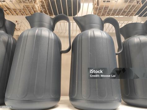 손잡이가 있는 검은색과 회색 플라스틱 주전자의 클로즈업이 주택 개조 센터에 전시되어 있습니다 0명에 대한 스톡 사진 및 기타 이미지 Istock