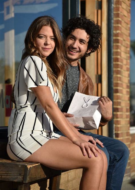 Giovani Coppie Con Un Regalo Fotografia Stock Immagine Di Femmina Sorridere