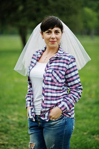 체크 무늬 셔츠 청바지와 암 탉 파티에서 베일에 갈색 머리 여자의 초상화 거리에 대한 스톡 사진 및 기타 이미지 거리 걷기 관능 Istock