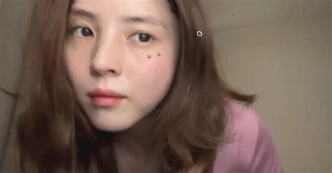 한소희 얼굴 피어싱 후회 “왜 고통 참아가면서까지 뚫었는지”