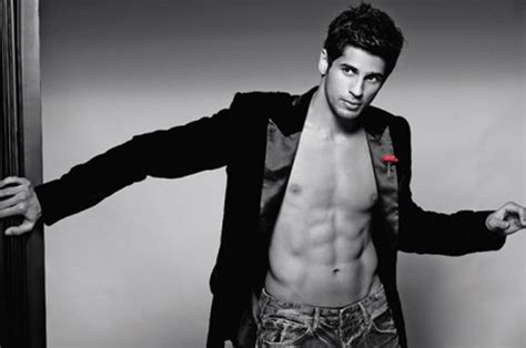 Shirtless Bollywood Men Siddharth Malhotra