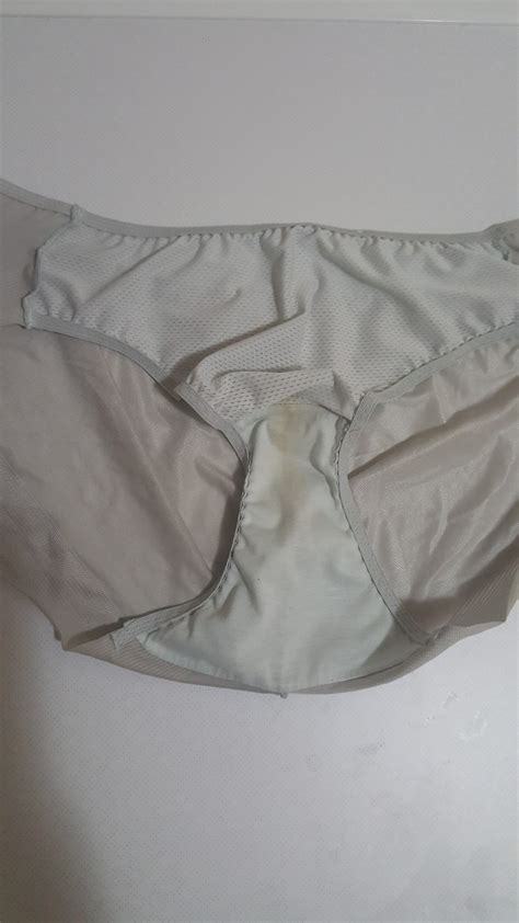 새해 첫 아내 속옷 지난 번 엉덩이 사진때 입고있던 팬티 입니다 많이들 궁금해 하셔서 포스팅합니다 ㅎㅎ nimbus on Tumblr