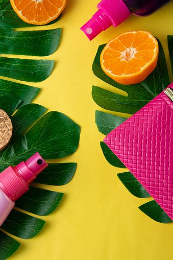 몬스 테라 잎으로 장식 된 노란 배경에 고립 된 선탠 크림이 있는 병 여름 추상적인 배경입니다 피부 관리를 위한 템플릿입니다 여름에 대한 스톡 사진 및 기타 이미지 Istock