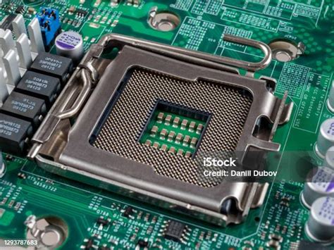 실리콘 마이크로프로세서를 연결하기 위한 압력 접점으로 회로 마더보드의 Cpu 커넥터 컴퓨터 조립 중 Cpu 선택 0명에 대한 스톡 사진 및 기타 이미지 Istock