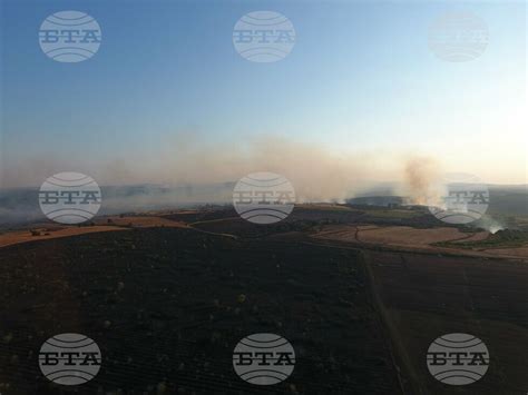 Пожар гори в Елховско временно е ограничено движението в участък от пътя за граничен пункт