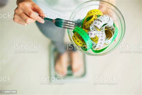 다이어트와 체중 감소 여자는 측정 테이프와 그릇과 포크를 보유 가냘픈에 대한 스톡 사진 및 기타 이미지 가냘픈 국수 근육질 남자 Istock