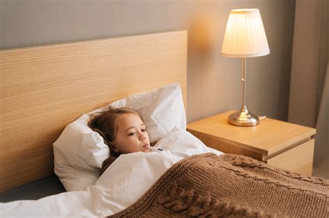 집에서 입에 온도계와 침대 측정 온도에 누워 사랑스러운 작은 아픈 여자의 측면 보기 8 9 살에 대한 스톡 사진 및 기타 이미지 8 9 살 가정의 방 감기와 독감