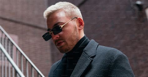 검은 코트와 선글라스를 쓴 남자 사진 Unsplash의 선글라스 이미지