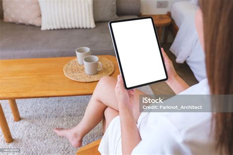 집에서 빈 데스크톱 화면으로 디지털 태블릿을 들고있는 여성의 모형 이미지 35 39세에 대한 스톡 사진 및 기타 이미지 35 39세 가정 생활 가정의 방 Istock