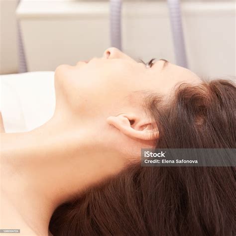 의료 미용 레이저 미용 절차 살롱에서 젊은 여성 전문 의사 여성 스킨케어 기술 제모 25 29세에 대한 스톡 사진 및 기타