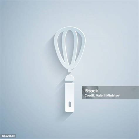 회색 배경에 격리 된 종이 컷 주방 거품기 아이콘 조리 기구 계란 비터 칼 붙이 기호 음식 믹스 기호 종이 아트 스타일 벡터 3차원 형태에 대한 스톡 벡터 아트 및 기타