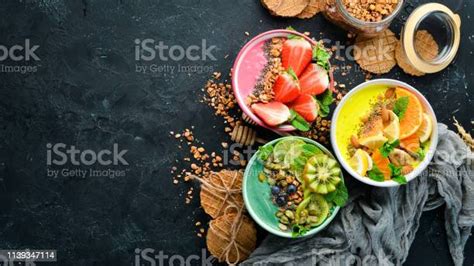 요구르트 신선한 과일과 열매가 있는 컬러 과일 스무디의 훌륭한 세트 건강 한 아침 식사 평면도 텍스트를 위한 여유 공간 검은색 배경입니다 과일에 대한 스톡 사진 및 기타