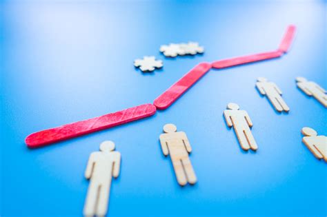 성장 막대 차트 파란색 배경과 텍스트 공간에 격리 된 나무 막대기로 만든 그래프 다이어그램 비즈니스 진행 전략 영업 및 마케팅 개념 개념에 대한 스톡 사진 및 기타 이미지