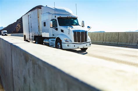 교통 및화물 운송 네바다의 시골 서부 미국 주간 고속도로에서 장거리 세미 트럭 화물 운반 사진 시리즈 미국에 대한 스톡 사진 및 기타 이미지 Istock