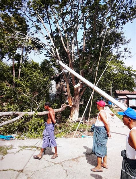 ဒလမြို့နယ်၌ လေပြင်းတိုက်ခတ်မှုကြောင့် သစ်ပင်သစ်ကိုင်းများနှင့် လျှပ်စစ်မီး ဓာတ်တိုင်လဲကျ ပျက