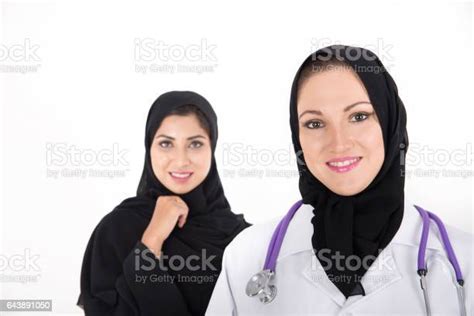 아라비아 사람 여성 환자와 흰색 코트를 입고 아랍 무슬림 여성 의사 갈색 머리에 대한 스톡 사진 및 기타 이미지 갈색 머리 다민족 그룹 동슬라브족 Istock