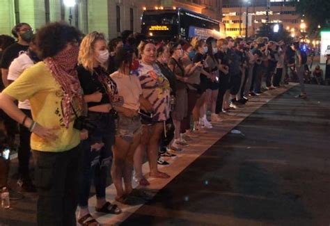 Un Mont N De Mujeres Blancas Hacen Una Fila Delante De Los Manifestantes Negros Para Protegerles