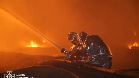 В Одесі після атаки РФ горіли резервуари з пальним склад іграшок та житловий будинок фото