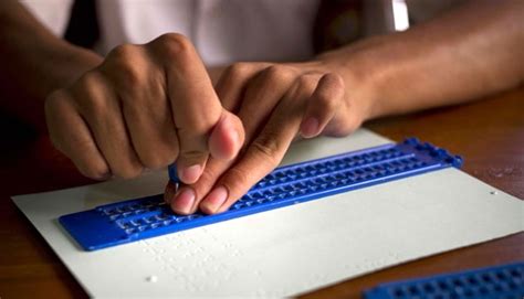 Reglet Dan Stylus Alat Menulis Bagi Orang Tunanetra Buta