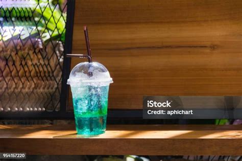 태양 조명 그림자 아래 플라스틱 컵에 레몬 이탈리아 소 다 0명에 대한 스톡 사진 및 기타 이미지 0명 Gin Tonic 각얼음 Istock