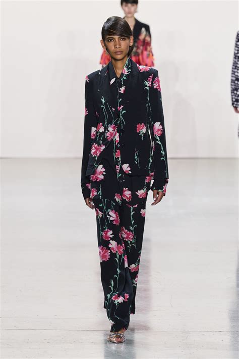 اختاري بناطيل النقشات بالورود لتكوني نجمة الموضة في 2024 مجلة هي